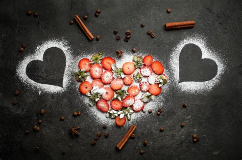 계피와 가루 설탕 발렌타인 데이 로맨틱 컨셉으로 어두운 돌 배경에 딸기로 만든 심장 검은색에 대한 스톡 사진 및 기타 이미지 검은색 계피 과일 Istock