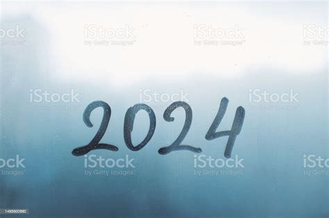 2024년 새해 페인트는 파란 창문에 안개가 자욱한 유리에 손가락으로 튀었다 0명에 대한 스톡 사진 및 기타 이미지 0명 2024년 감정 Istock