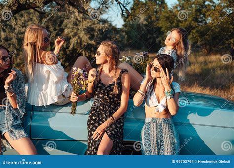 Cinque Ragazze Si Divertono Nella Campagna Fotografia Stock Immagine Di Aperto Moderno