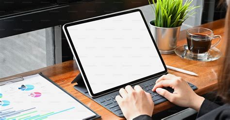 금융 종이와 함께 모형 태블릿을 사용하는 비즈니스 여성 클로즈업 샷 사진 Unsplash의 사무실 이미지