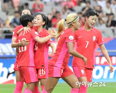포토 동점골에 기뻐하는 여자 축구대표팀