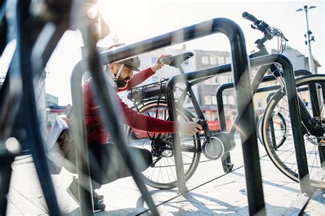 Hipster 사업가 통근 주차장 전기 자전거 도시 일 하려고 하는 경우에 두발자전거에 대한 스톡 사진 및 기타 이미지 두발자전거 자전거 타기 주차 활동 Istock