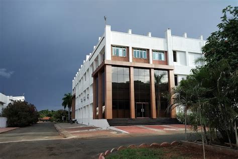 Raja Mahendra College Of Engineering Logo