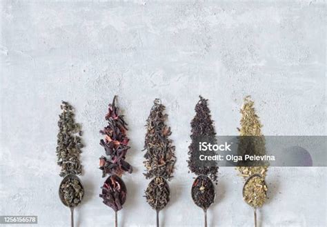 말린 차 말린 허브 녹 홍차 히비스커스 및 과일 차의 다양한 흰색 배경입니다 빈티지 숟가락 우롱차에 대한 스톡 사진 및 기타