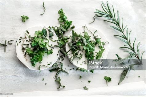 카망베르 치즈 피타 빵 컷 로즈마리 파슬리 바질 세이지 음식 조리법 사진 고급 요리에 대한 스톡 사진 및 기타 이미지 고급 요리 러시아 레스토랑 Istock