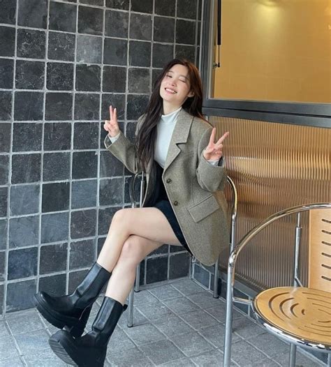 정채연 인스타 옷 여자 블레이저 기본템 자켓 가을 코디로 굿 데님 스커트 네이버 블로그