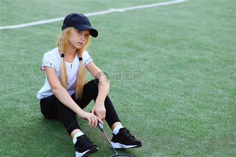 女学生放学后去参加体育赛事的女生在运动场上高清图片下载 正版图片506710975 摄图网