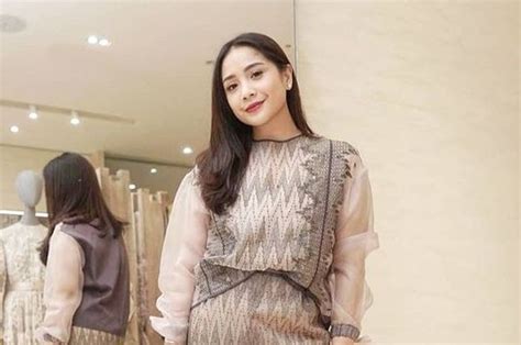 Nagita Slavina Padukan Busana Transparan Saat Pakai Hijab Harganya Yang Fantastis Bikin Heboh