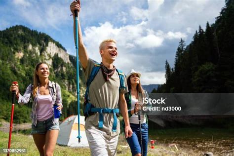 건강한 라이프스타일 야외 활동의 일환으로 트레킹을 하는 행복한 등산객 친구들의 그룹 건강한 생활방식에 대한 스톡 사진 및 기타 이미지 건강한 생활방식 걷기 남자