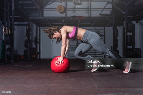 젊은 강한 맞는 땀이 근육 소녀 와 큰 근육을 하고 밀어 올리고 체육관 바닥과 약 공 에 실제 사람 운동에 하드 코어 크로스 강도 운동 훈련을 위해 실행 20 29세에 대한