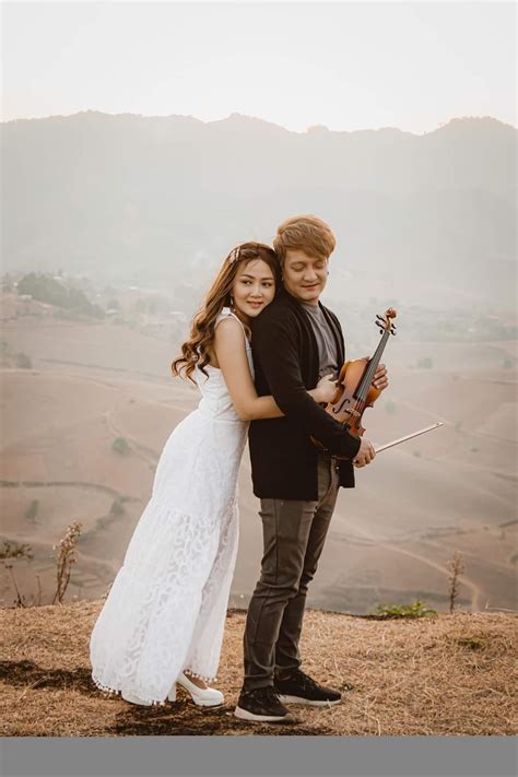 သီချင်းအသစ်လေးထဲမှာ နှစ်ယောက်သားအချစ်တွေအပြည့်နဲ့ ကြည်နူးစွာသရုပ်ဆောင