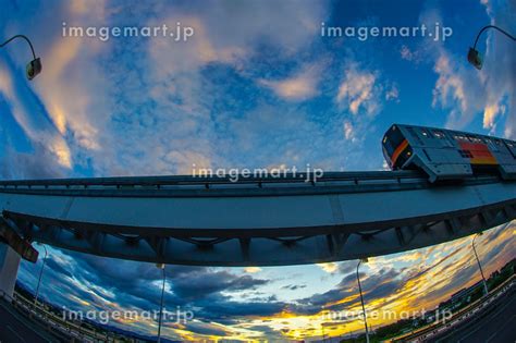 立日橋と秋の夕暮れ（東京都立川市）の写真素材 209959327 イメージマート