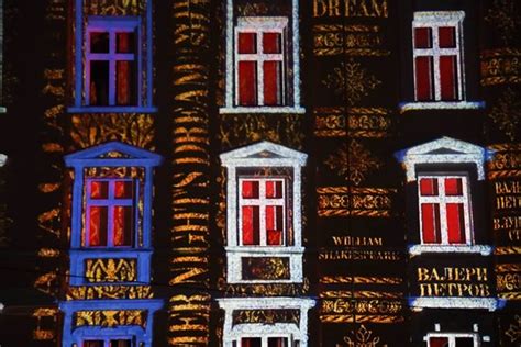 Светлинно шоу вдъхна живот на центъра на София Видео галерия