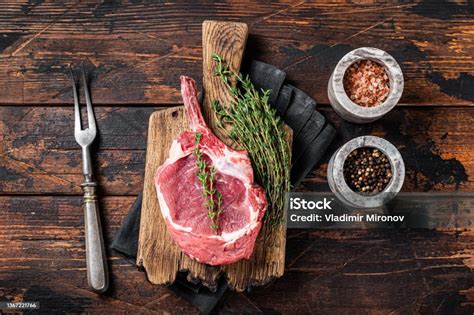 정육점 도마호프 스테이크 나무 배경 위쪽 보기 0명에 대한 스톡 사진 및 기타 이미지 Istock
