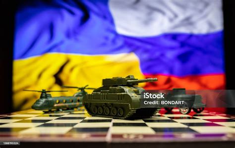 러시아와 우크라이나 사이의 전쟁 체스 보드 탱크 지프 헬리콥터 배경에 국기를 사용하여 전쟁의 개념 이미지 우크라이나어 와 러시아 위기 정치적 충돌 전쟁을 중지 2022 0