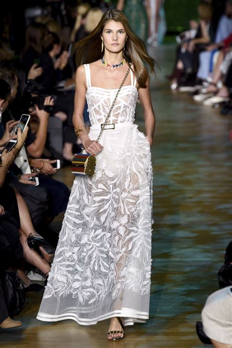 موديلات فساتين بيضاء مثالية للعروس موقع العروس