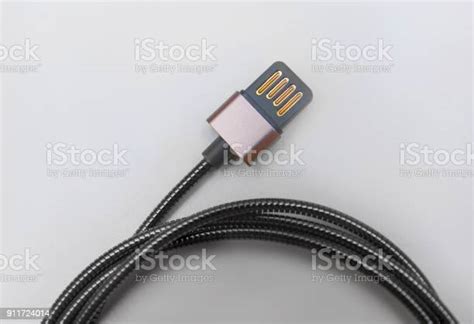 검은 금속 Usb 충전 케이블 흰색 배경에 고립 된 스마트폰에 대 한 0명에 대한 스톡 사진 및 기타 이미지 0명 Usb 케이블 검은색 Istock