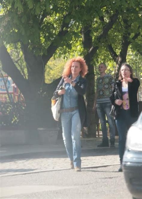 САМО В ПИК Белослава се налива от сутринта Певицата започва деня си с чаша вино папарашки