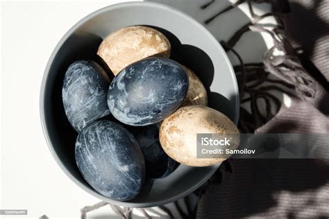 부활절 배경 부활절 달걀과 세라믹 회색 그릇에 깃털 부활절 달걀배경 회색 질감 식탁보 배경에 부활절을 위해 준비 자연적으로 염색 계란 행복한 부활절 4월에 대한 스톡 사진