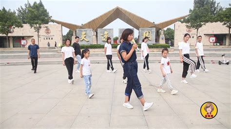 最简单的鬼步舞弹跳8步老师现场教后面的小美女都会了 舞蹈 炫酷舞蹈 好看视频