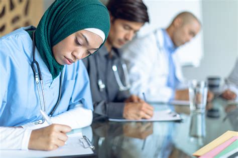 병원에서 테이블에 클립 보드에 히잡 쓰기에 여성 외과 의사 간호사에 대한 스톡 사진 및 기타 이미지 간호사 건강관리와 의술 남아프리카공화국 Istock