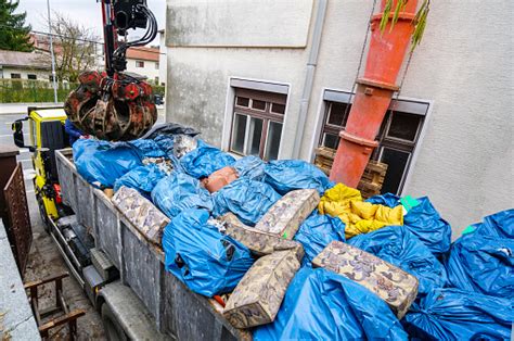 쓰레기 수거 및 이해하기용 크레인 암이 있는 후크 리프트 쓰레기 트럭 0명에 대한 스톡 사진 및 기타 이미지 0명 갈고리