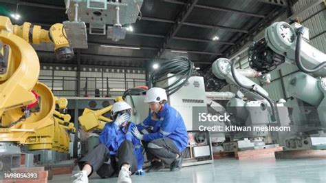 산업 공장의 안전 직장에서의 부상 및 사고 생산 라인 작업자가 작업 중 사고를 당하거나 실신하여 바닥에 쓰러져 공장에서 제조 시 로봇 팔의 작동 시스템을 확인하고 동료가