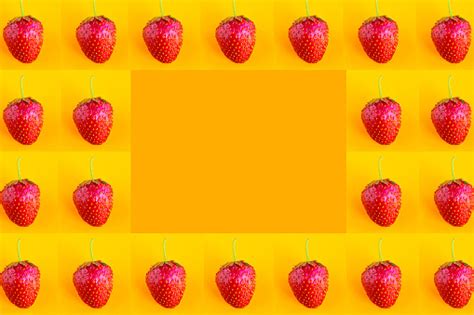 밝은 주황색 배경에 딸기 패턴 텍스트에 대한 공간을 복사 0명에 대한 스톡 사진 및 기타 이미지 0명 디자인 딸기