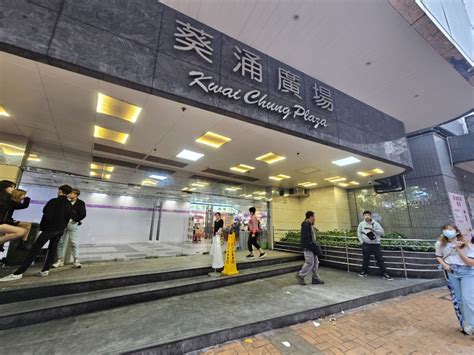 葵涌廣場找換店遭淋紅油 警緝狂徒 星島日報