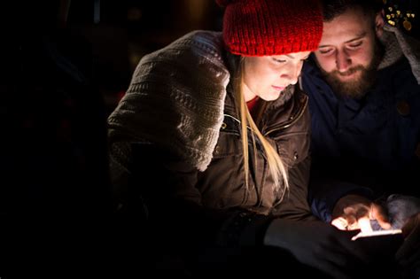 길가에 스마트 폰과 함께 자동차 트렁크에 함께 앉아 젊은 부부 자동차로 여행하는 젊은 가족 Junts Pel Sí에 대한 스톡 사진 및 기타 이미지 Istock