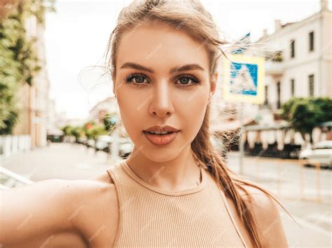 Portrait De Belle Fille Brune Souriante En Vêtements Dété Photo Gratuite