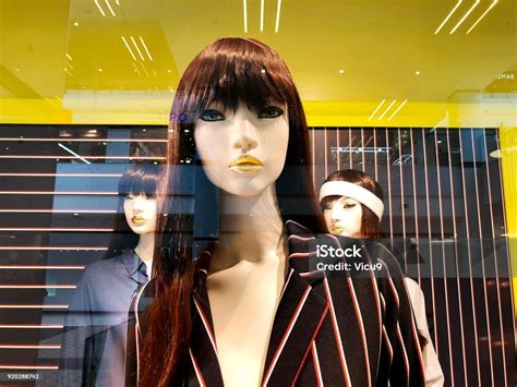 리 숀 레 르 시 온 이스라엘2018 년 1 월 12 일 고급 스러움과 세련 된 브랜드 창 표시 드레스에 대한 스톡 사진 및 기타 이미지 Istock