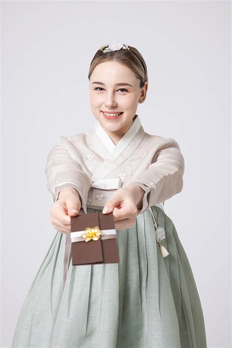 한국 전통 한복을 입은 외국인 여성이 명절 선물을 들고있는 모습 유토이미지 상세페이지 베이직샵 22777763