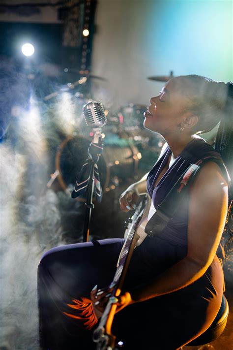 실내 가수 검은색 셔츠 공연 그룹 노래하는 드럼 라이브 라이브 공연 라이브 쇼 락앤롤 마이크 스탠드 마이크로폰 무대 존재 문신 뮤지션 밴드