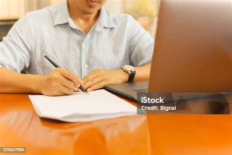 나무 책상에 퀼 펜과 노트북으로 문서에 서명하는 사업가 가리키기에 대한 스톡 사진 및 기타 이미지 가리키기 계약서 계획 Istock