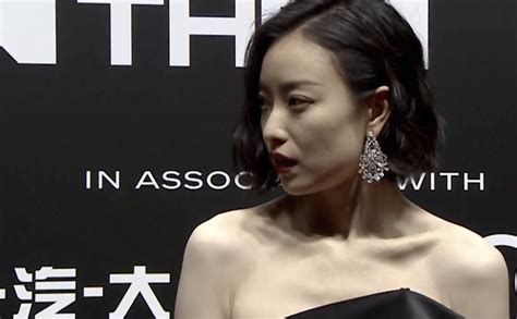 男星红毯千奇百怪杨洋穿深V陈飞宇油腻蔡徐坤顶白色鸡窝头 西装