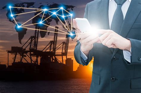 스마트 폰 네트워크 연결을 사용하여 사업가의 이중 노출 0명에 대한 스톡 사진 및 기타 이미지 0명 금융 기업 재무와 산업 Istock