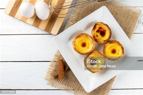 전형적인 포르투갈어 크림 파이 파스텔 드 나타또는 파스텔 드 벨렘 전통적인 포르투갈 식 과자 흰색 나무 테이블에 Egg Tart에 대한 스톡 사진 및 기타 이미지 Istock