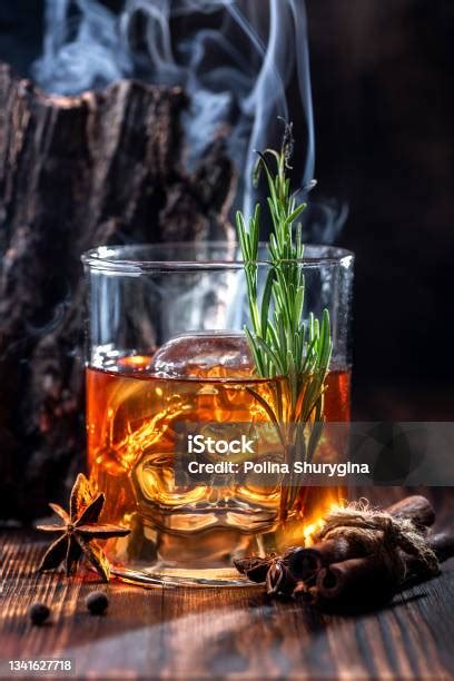 할로윈 음료 위스키 럼주 또는 버번이 투명한 두개골 모양의 유리에 쏟아졌습니다 공포 무서움에 대한 스톡 사진 및 기타 이미지 공포 무서움 섬뜩한 칵테일 Istock