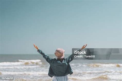 자유는 기분이 좋고 여행 모험 개념 해변 배경에 푸른 하늘과 바람 파도와 손을 들어 여성의 복사 공간 빈티지 톤 필터 효과 색상 스타일입니다 감사에 대한 스톡 사진 및 기타