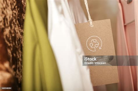 재활용 아이콘으로 의류 태그를 닫습니다 재활용 제품 개념입니다 폐기물 제로 지속 가능한 생산 환경 관리 및 재사용 개념 0명에 대한 스톡 사진 및 기타 이미지 Istock