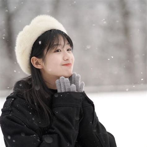 向涵之 Julia Xiang On Instagram “had A Fever Right After Buildings Snowman 🙃” Ulzzang Girl Cute