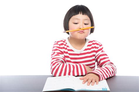 宿題に集中できない小学生の写真素材 ぱくたそ