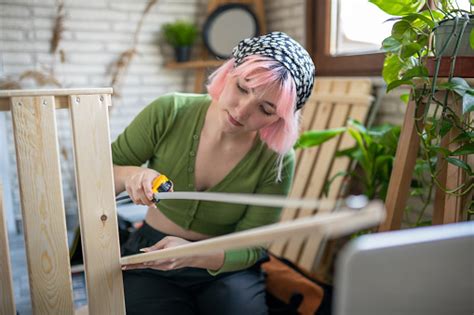 집에서 새로운 가구를 만들기 위해 측정 핑크 머리를 가진 어린 소녀 인터넷에 대한 스톡 사진 및 기타 이미지 인터넷 플랫팩