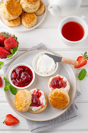 크림 치즈 딸기 잼 흰색 나무 배경에 차 한 잔을 곁들인 수제 브리티시 스콘 크림 치즈에 대한 스톡 사진 및 기타 이미지 크림 치즈 빵 설탕 조림 류 Istock