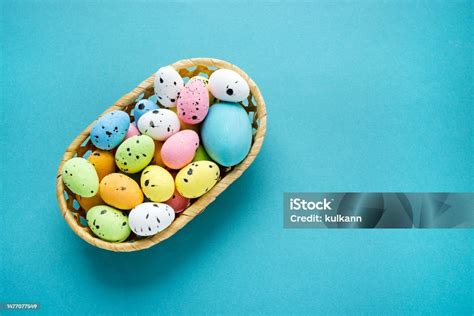 파란색 배경에 부활절 달걀이 있는 바구니 공간을 복사합니다 위에서 본 모습 0명에 대한 스톡 사진 및 기타 이미지 0명 4월 개체 그룹 Istock