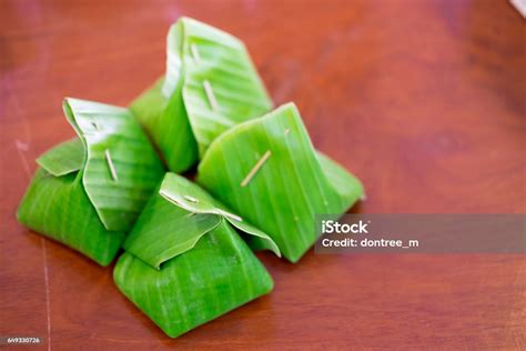 태국 디저트 끈적 끈적한 쌀과 바나나 잎에 싸인 찐 커스터드 0명에 대한 스톡 사진 및 기타 이미지 0명 건강한 생활방식 건강한 식생활 Istock
