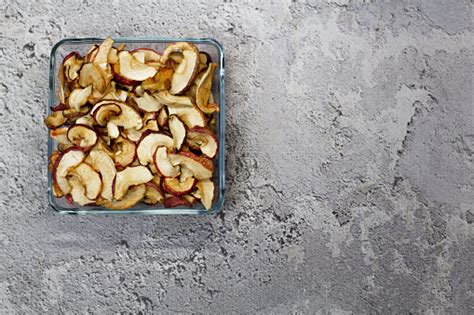 회색 콘크리트 배경에 사각형 유리 판에 말린 사과 칩 유기농 천연 식품 맨 위 보기 플랫 레이 공간을 복사합니다 개체 그룹에 대한 스톡 사진 및 기타 이미지 Istock