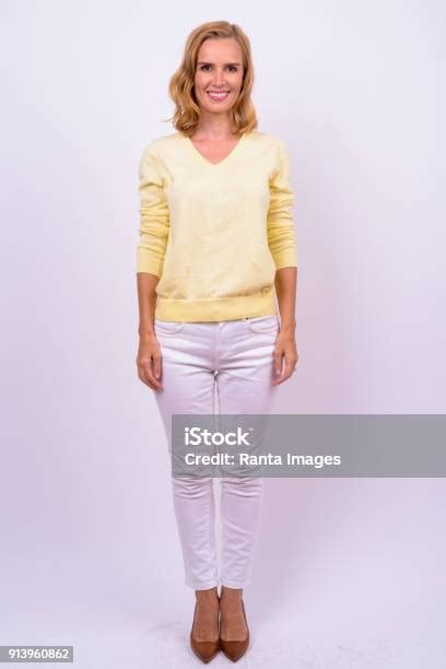 흰색 배경에 서 있는 아름 다운 금발의 여 자가의 전체 길이 초상화 30 34세에 대한 스톡 사진 및 기타 이미지 30 34세 30 39세 35 39세 Istock