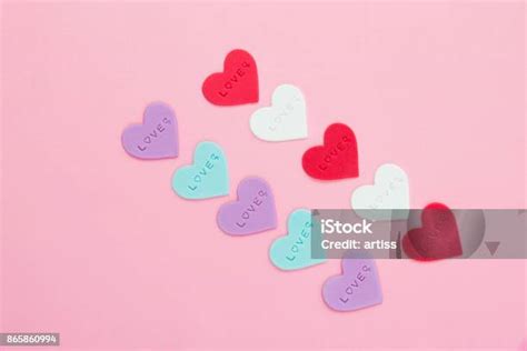 텍스트 삽입 또는 장식 발렌타인 데이 개념에 대 한 복사 공간 퐁 당 장식 핑크 바탕에 빨강 파랑 백색 및 자주색 또는 보라색 색상의 하트 모양에서 케이크 장식 0명에 대한